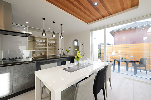 【SUUMO】 【ZEH＋/33坪/おしゃれ】ダイナミックな吹抜け×2連のエレガントな階段。美術館さながらのアートな家 - 朝日住宅（浜松市/磐田市/掛川市） の建築実例詳細 | 注文住宅