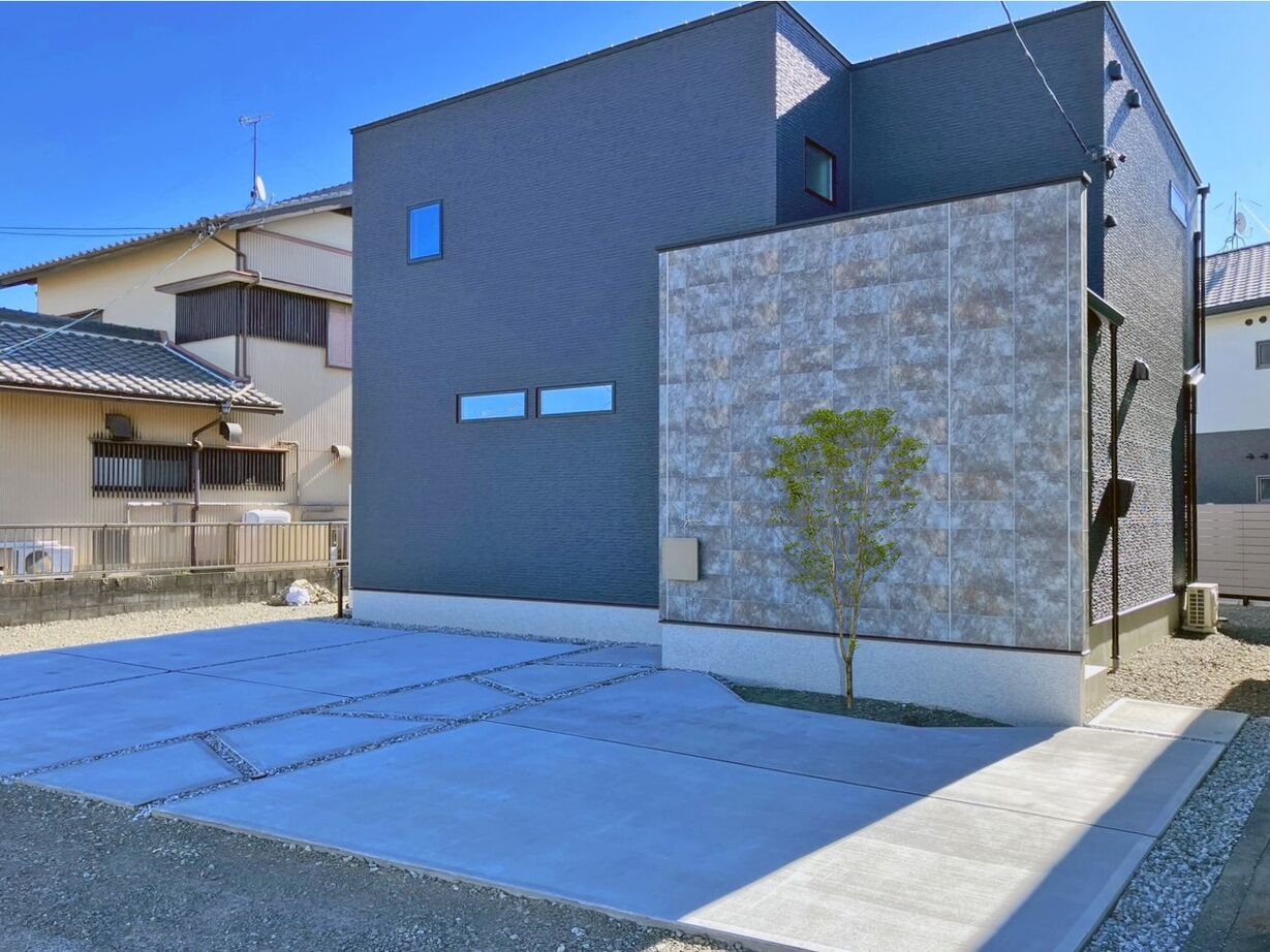 【SUUMO】 【タタミコーナー/3LDK/35坪】 玄関ファサードのアクセントウォールでデザイン性とプライバシーを両立 - 橋本組パナソニックビルダーズグループ 本社の建築実例詳細 | 注文住宅