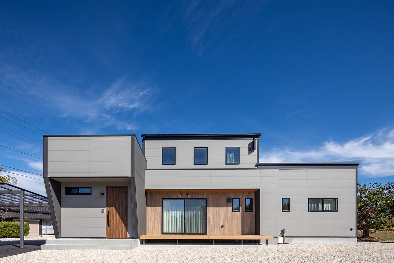 【SUUMO】 【2000万円台・39.5坪／平屋＋α】吹抜×階段の圧倒的開放感。手すりはブラックアイアンでスタイリッシュに - ハヤカワホーム の建築実例詳細 | 注文住宅