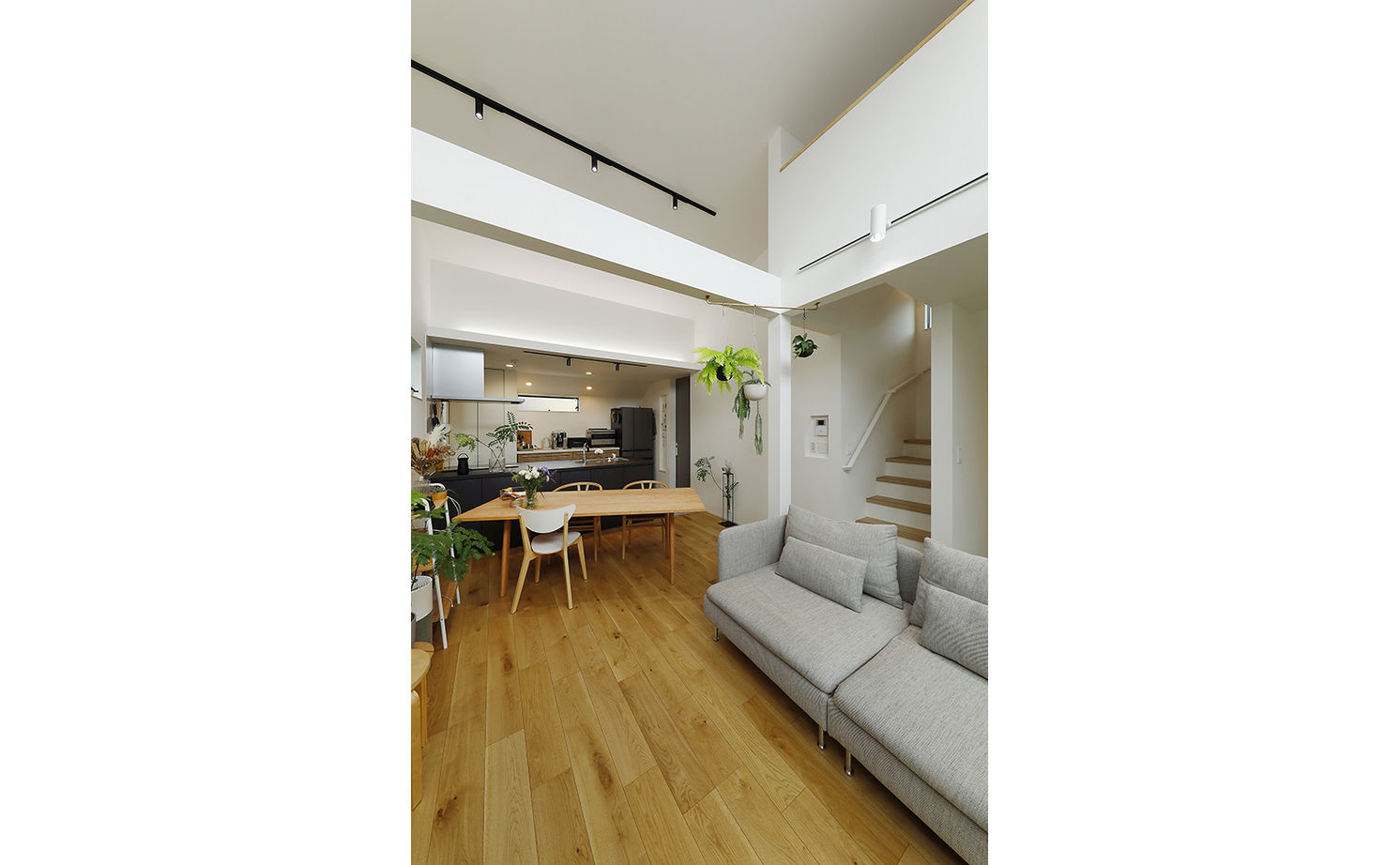 【SUUMO】 【C値0.4／間取り有】旗竿地に立つクールな黒い家。2階LDKは、緑と季節が感じられる居心地のいい場所 - ジェネシス の建築実例詳細 | 注文住宅