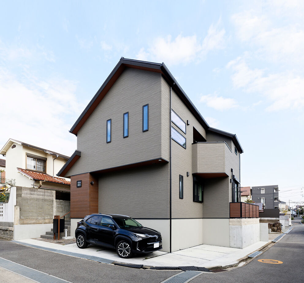 【SUUMO】 【明石市/2000万円台/約34坪】高低差のある土地に2台分の駐車場を確保。耐震性も重視したナチュラルな家 - あんじゅホーム の建築実例詳細 | 注文住宅