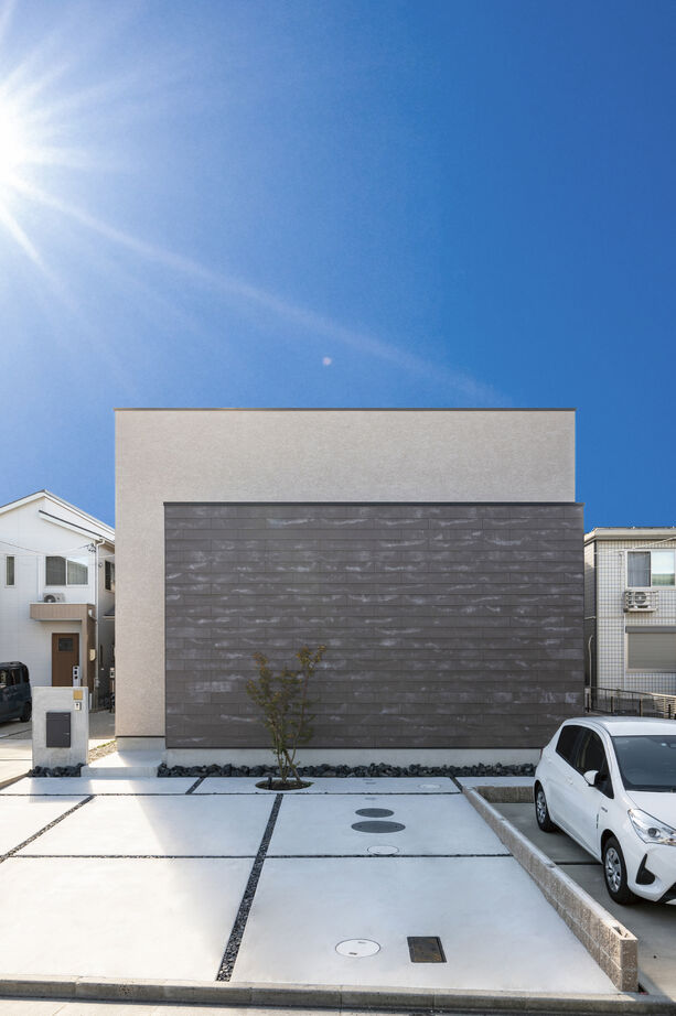 【SUUMO】 【2000万円台/35坪台/間取り有】吹付け壁の外観、造作のリビングドア＆吹抜け空間、シンプルモダンで創る家 - アールギャラリー(アールプランナー) DESIGN ...