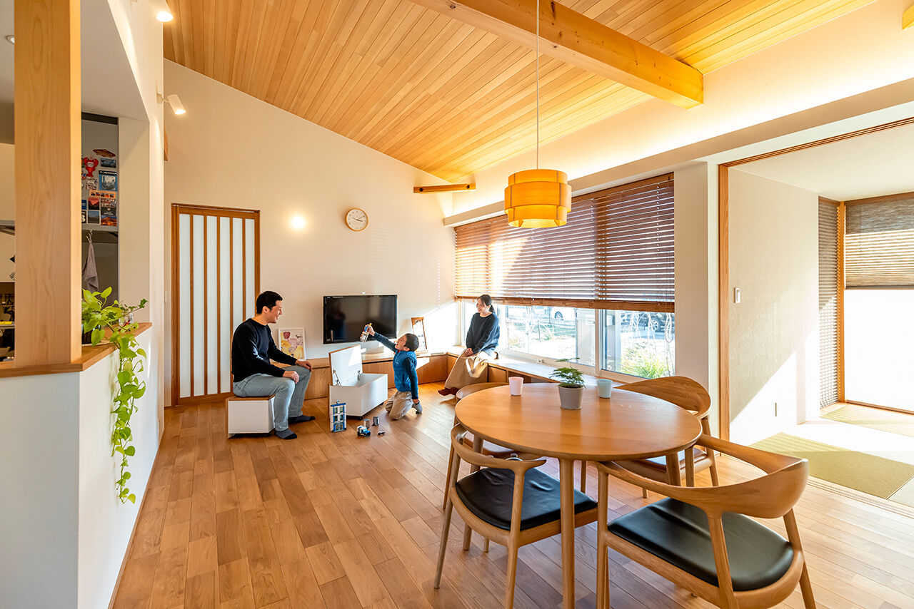 【SUUMO】 【豊川市｜30坪未満の平屋】ソファをやめたらLDKが広々！遊び心のある間取りで叶えた伸びやかな暮らし - 神谷綜合建設 カミヤの家 南瓦町スタジオの建築実例詳細 | 注文住宅