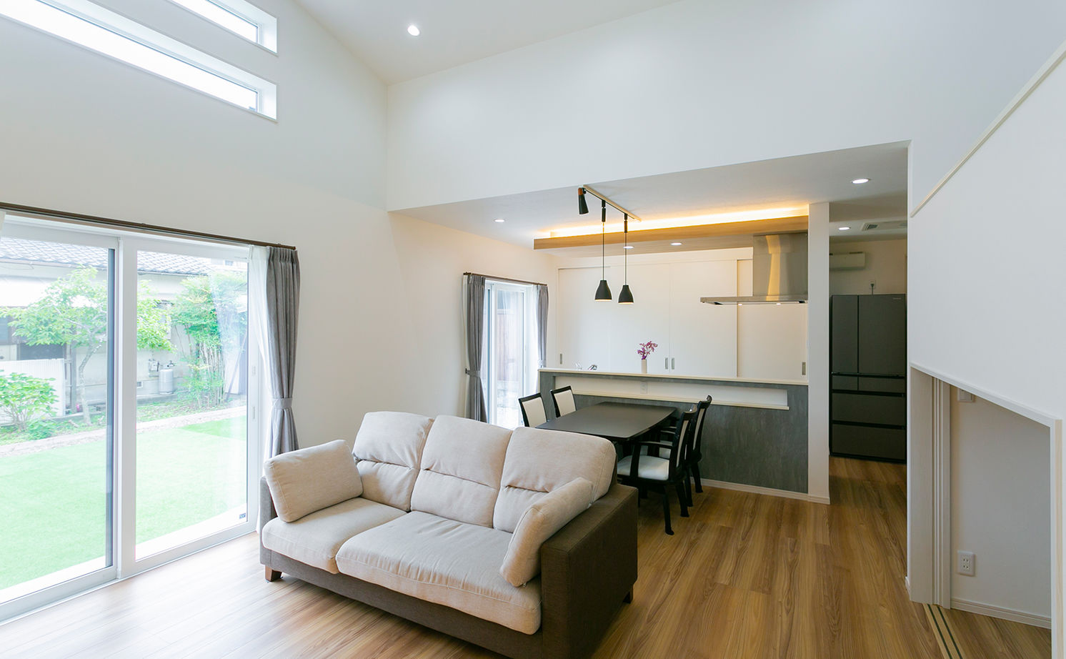 【SUUMO】 【2200万円台で建てた家／間取り図有】天井高4.3mの開放的なリビングとスキップフロアが魅力の平屋 - 昭和建設 櫛原展示場の建築実例詳細 | 注文住宅