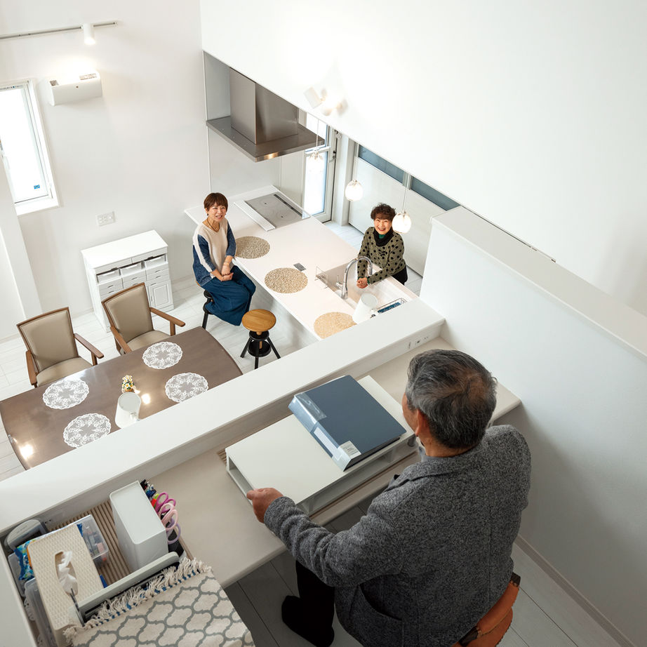 【SUUMO】 【3000万円で建てた家】吹抜けのリビングやスキップフロアを設けた洋風のホワイトハウス - 昭和建設 櫛原展示場の建築実例詳細 | 注文住宅