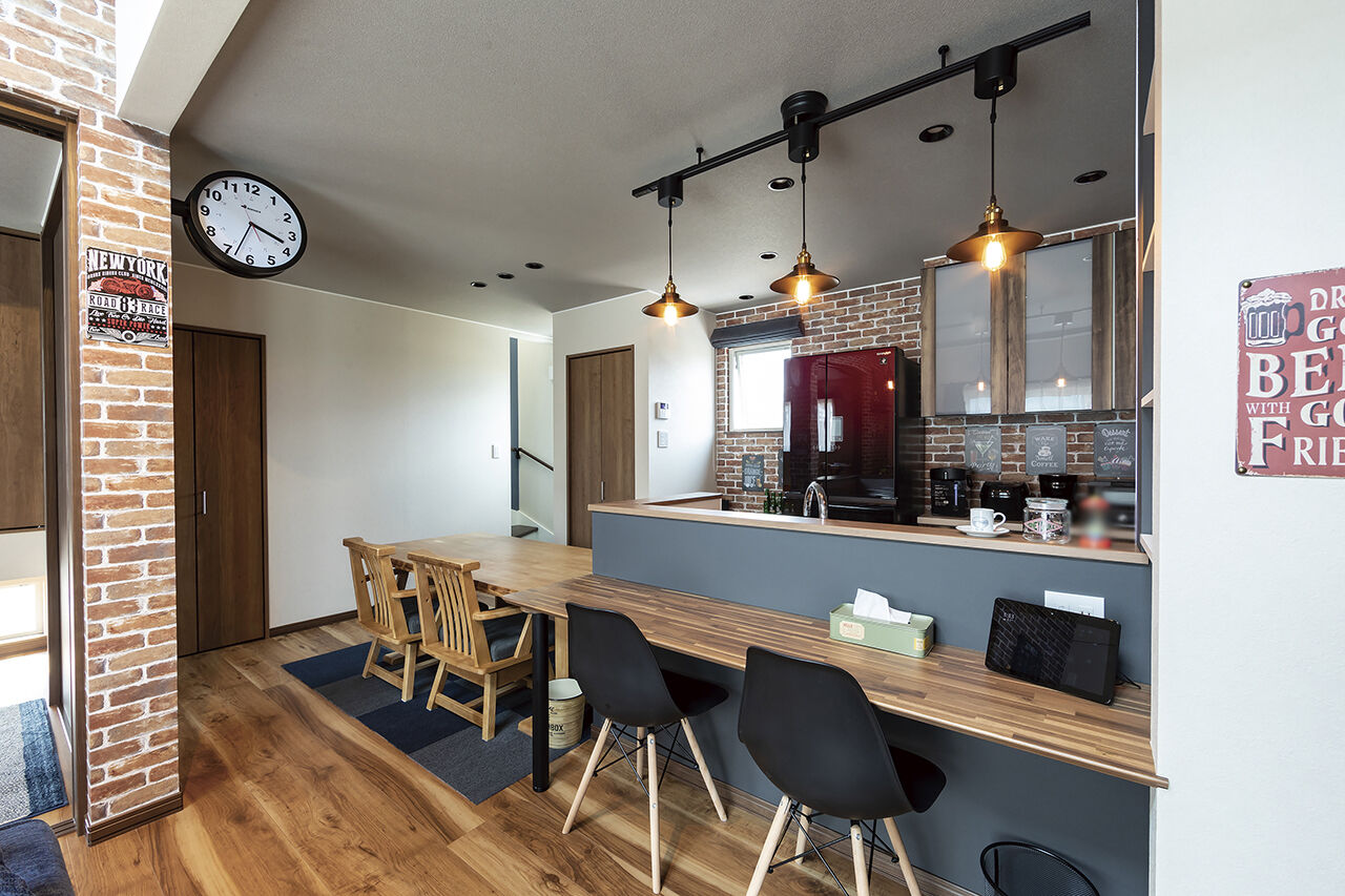 【SUUMO】 【37.3坪 3人家族 床暖房】壁紙、色合いでヴィンテージ風に。充実の標準仕様とコスパの良さが魅力 - 匠建(たっけん）コーポレーション の建築実例詳細 | 注文住宅