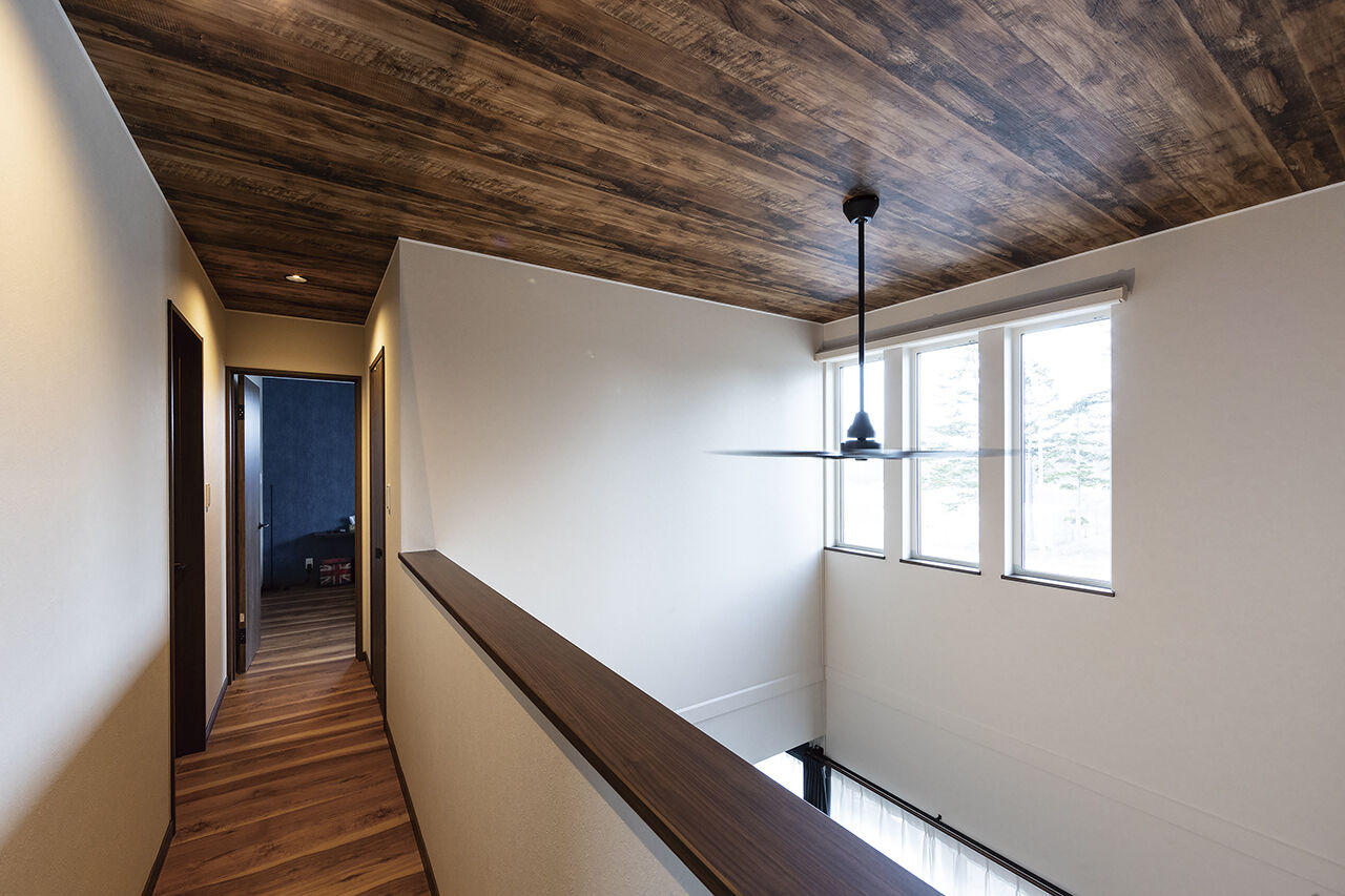 【SUUMO】 【37.3坪 3人家族 床暖房】壁紙、色合いでヴィンテージ風に。充実の標準仕様とコスパの良さが魅力 - 匠建(たっけん）コーポレーション の建築実例詳細 | 注文住宅