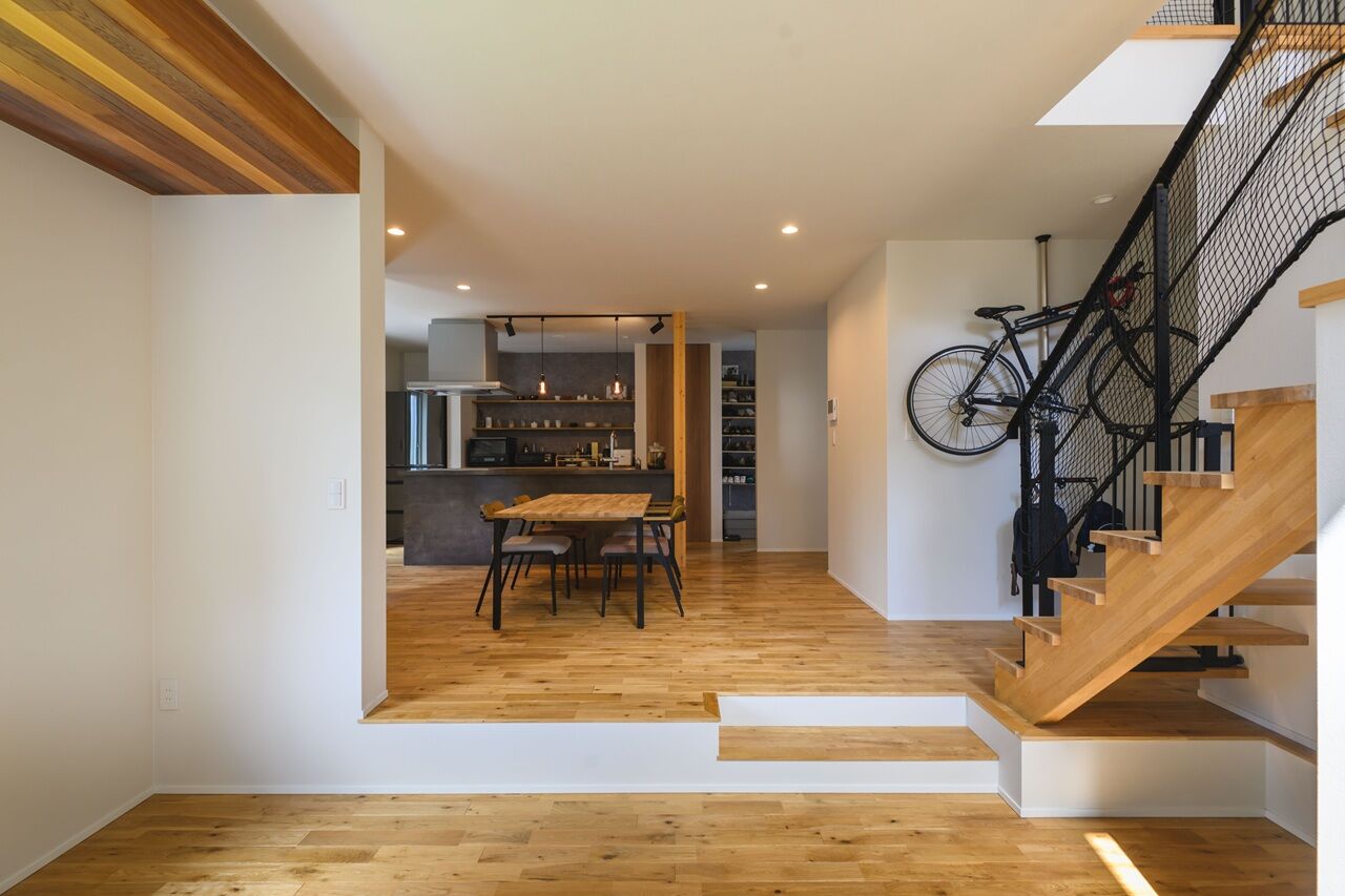 【SUUMO】 【31坪/中2階/吹抜け】遊び心あふれるスキップフロアリビングのある住まい - バウハウスデザイン 仲町台ショールームの建築実例詳細 | 注文住宅