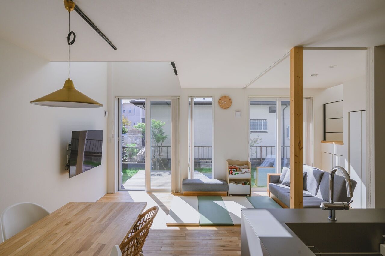 【SUUMO】 【30.1坪/吹抜け/デッキテラス】旗竿地のメリットを活かした、プライベートな庭のある住まい - バウハウスデザイン 仲町台ショールームの建築実例詳細 | 注文住宅