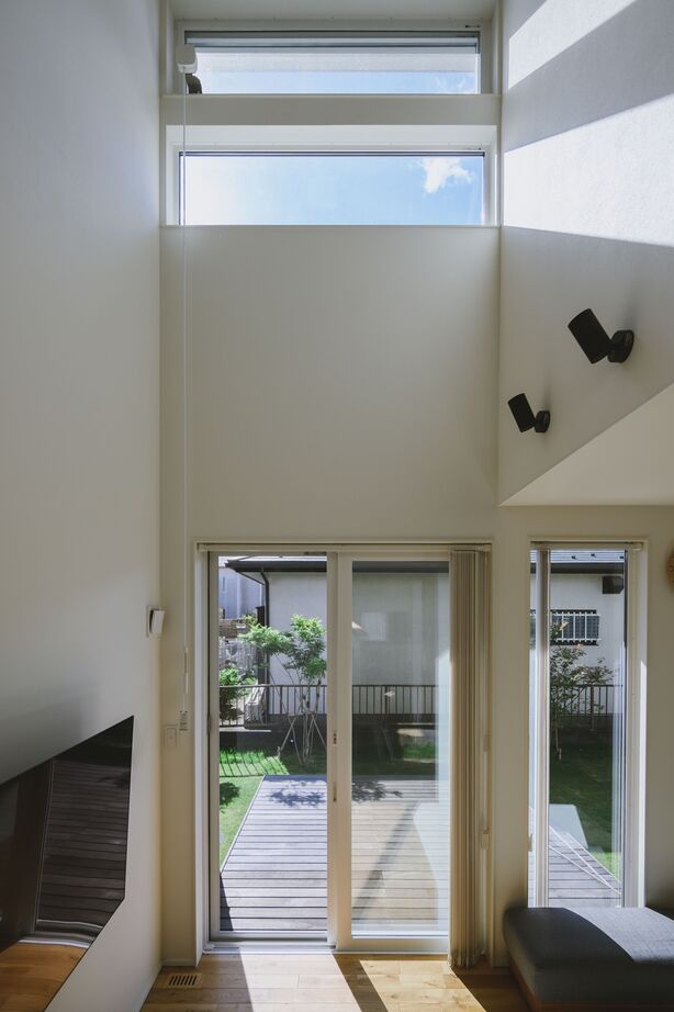 【SUUMO】 【30.1坪/吹抜け/デッキテラス】旗竿地のメリットを活かした、プライベートな庭のある住まい - バウハウスデザイン 仲町台ショールームの建築実例詳細 | 注文住宅