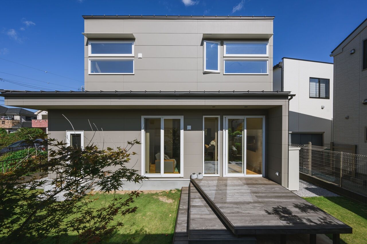 【SUUMO】 【30.1坪/吹抜け/デッキテラス】旗竿地のメリットを活かした、プライベートな庭のある住まい - バウハウスデザイン 仲町台ショールームの建築実例詳細 | 注文住宅