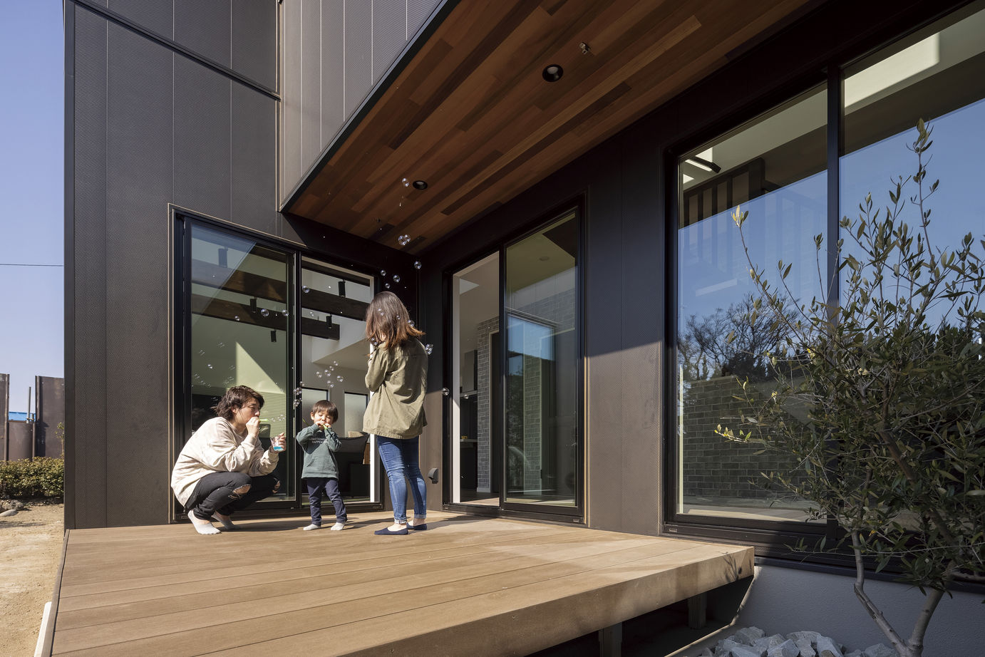 【SUUMO】 【本体価格2800万円/約43.2坪】開放感溢れる吹き抜けのLDKと家族だの時間を楽しむ中庭のある家 - A ARCHiTECT の建築実例詳細 | 注文住宅