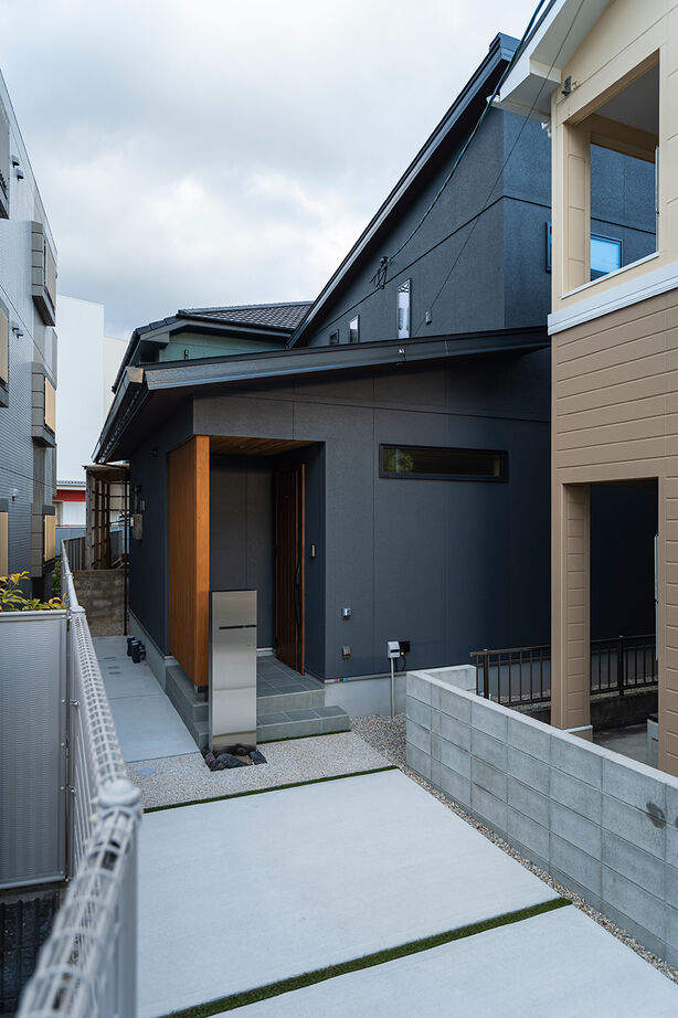 【SUUMO】 【ZEH住宅/34.8坪/2階建て/間取り図あり】旗竿地で叶えた快適空間。子育て世帯に嬉しいアイディが満載の家 - エコワークス 福岡オフィスの建築実例詳細 | 注文住宅