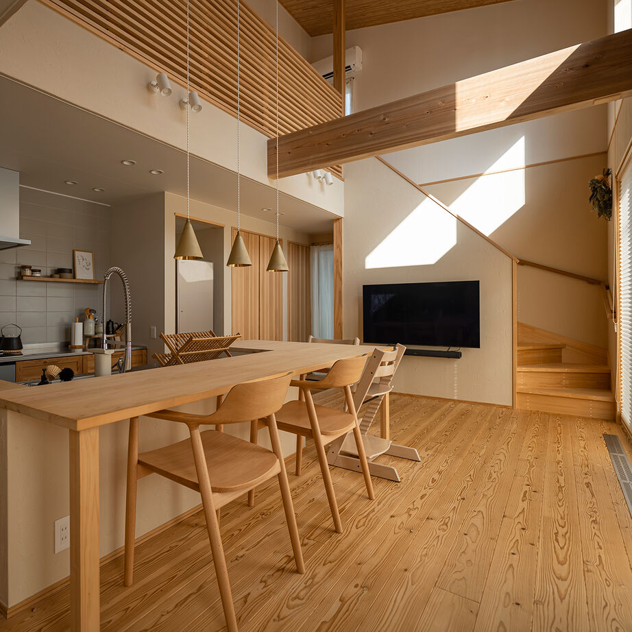 【SUUMO】 【ZEH住宅/37.6坪/2階建て】敷地面積は27.8坪。大胆なプランニングで吹き抜けのある開放的な住まいを実現 - エコワークス 福岡オフィスの建築実例詳細 | 注文住宅