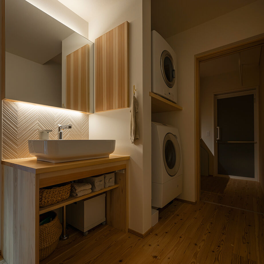 【SUUMO】 【ZEH住宅/37.6坪/2階建て】敷地面積は27.8坪。大胆なプランニングで吹き抜けのある開放的な住まいを実現 - エコワークス 福岡オフィスの建築実例詳細 | 注文住宅