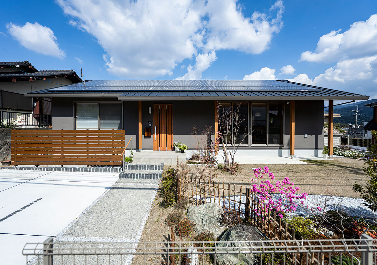 【SUUMO】 【ZEH住宅/30坪/平屋/間取り図あり】築40年の旧家から住み替えで、終の棲家に相応しい安らぎと快適を追求 - エコワークス 福岡オフィスの建築実例詳細 | 注文住宅