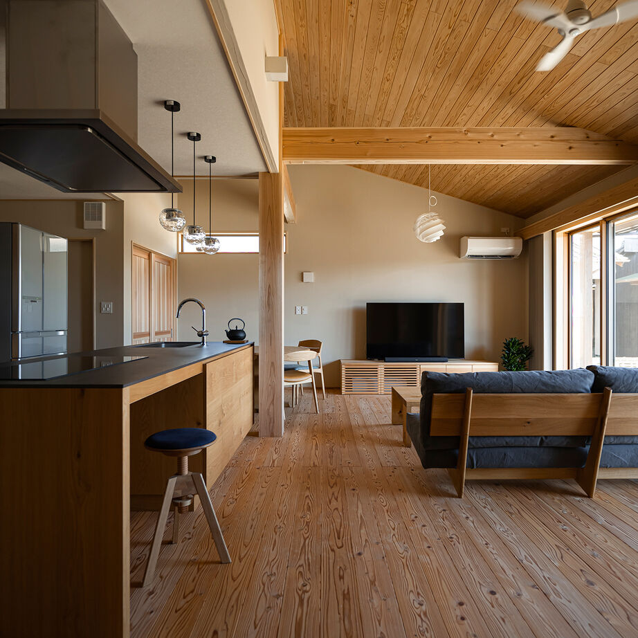 【SUUMO】 【ZEH住宅/37.5坪/平屋/間取り図あり】囲炉裏ダイニングや回遊動線など、キッチンにこだわった家づくり - エコワークス 福岡オフィスの建築実例詳細 | 注文住宅