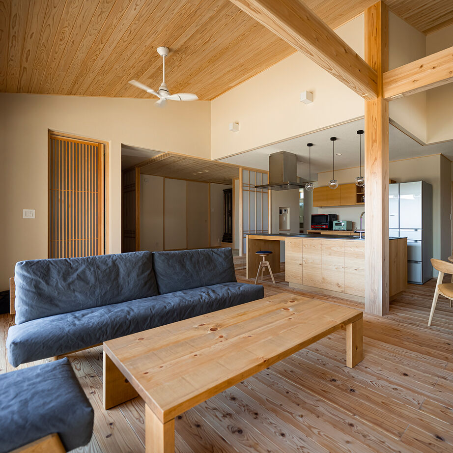 【SUUMO】 【ZEH住宅/37.5坪/平屋/間取り図あり】囲炉裏ダイニングや回遊動線など、キッチンにこだわった家づくり - エコワークス 福岡オフィスの建築実例詳細 | 注文住宅