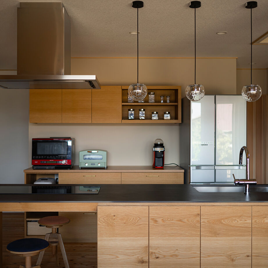 【SUUMO】 【ZEH住宅/37.5坪/平屋/間取り図あり】囲炉裏ダイニングや回遊動線など、キッチンにこだわった家づくり - エコワークス 福岡オフィスの建築実例詳細 | 注文住宅