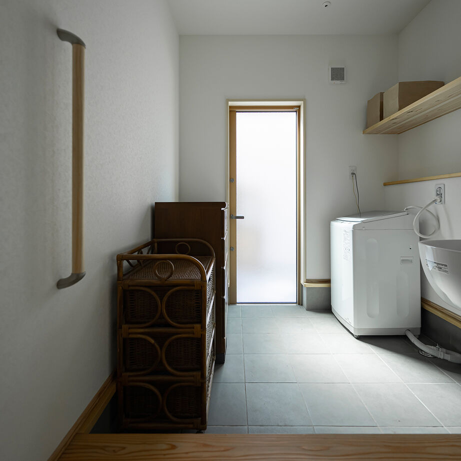 【SUUMO】 【ZEH住宅/37.5坪/平屋/間取り図あり】囲炉裏ダイニングや回遊動線など、キッチンにこだわった家づくり - エコワークス 福岡オフィスの建築実例詳細 | 注文住宅