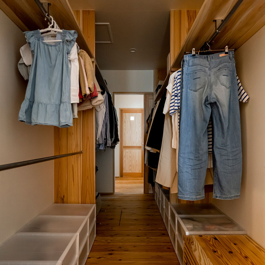 【SUUMO】 【ZEH住宅/36.9坪/間取り図あり】23畳のLDKを中心に、のびのび暮らす空間設計。子ども達の成長を見守る平屋 - エコワークス 福岡オフィスの建築実例詳細 | 注文住宅