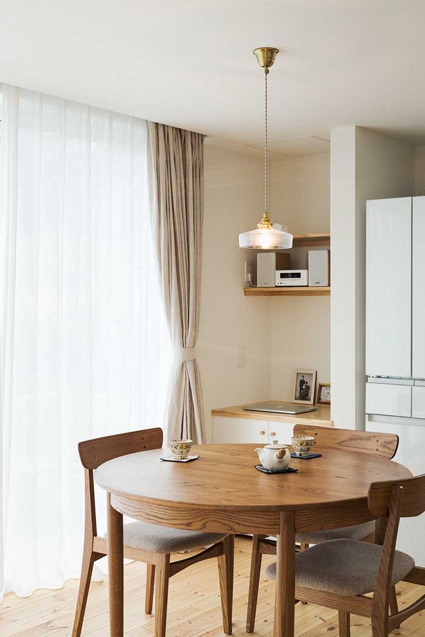 【SUUMO】 【2300万円/28坪】リビングの高窓から空を眺める贅沢。室内にいながら光・風・緑を感じる四季を愉しむ家 - スタジオカーサ 一級建築士事務所 本社の建築実例詳細 | 注文住宅