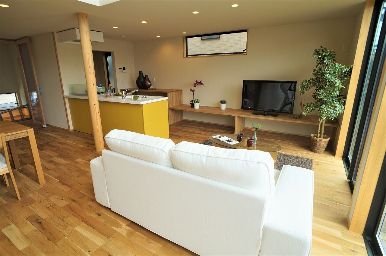 【SUUMO】 【2200万円/吹き抜け/間取り図有】大きな窓から明るい日差しが差し込む、和モダンなくつろぎの空間 - かつ七興産 の建築実例詳細 | 注文住宅