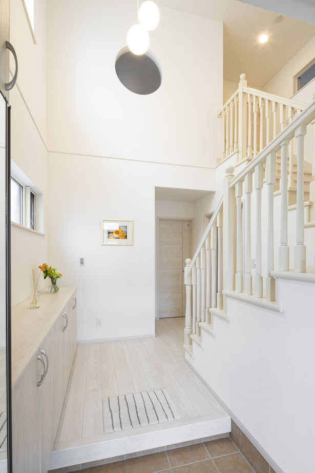 【SUUMO】 【札幌市/5LDK/2×6工法】玄関の吹き抜けや開放感のある高天井のリビングなどこだわりの詰まった住まい - コスモ建設 の建築実例詳細 | 注文住宅