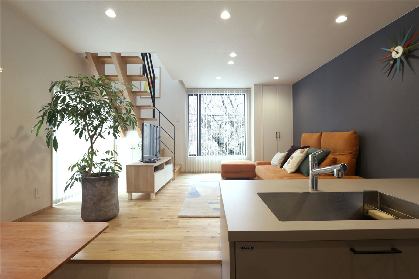 【SUUMO】 【3000万円台/30坪台/狭小地/3階建て/併用住宅】ピクチャーウィンドウとアートが融合するアトリエ併用住宅 - 無垢スタイル建築設計 埼玉・群馬 の建築実例詳細 | 注文住宅