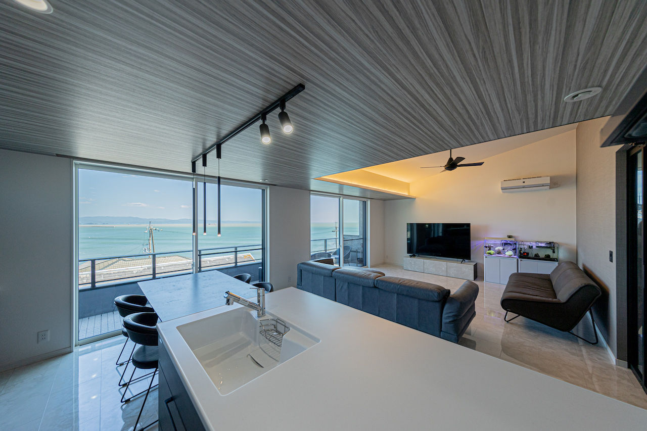 【SUUMO】 【和歌山県/間取り有】眺望と暮らしやすい動線を大切に。LDKから海の絶景を望むリゾートホテルのような家 - 紀の国住宅 本社の建築実例詳細 | 注文住宅