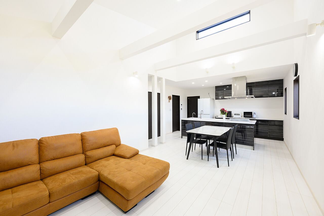 【SUUMO】 【高松市／平屋／41坪／3LDK】勾配天井のモノトーンLDKと、インナーガレージのある家 - さくら夢ハウス 高松店の建築実例詳細 | 注文住宅