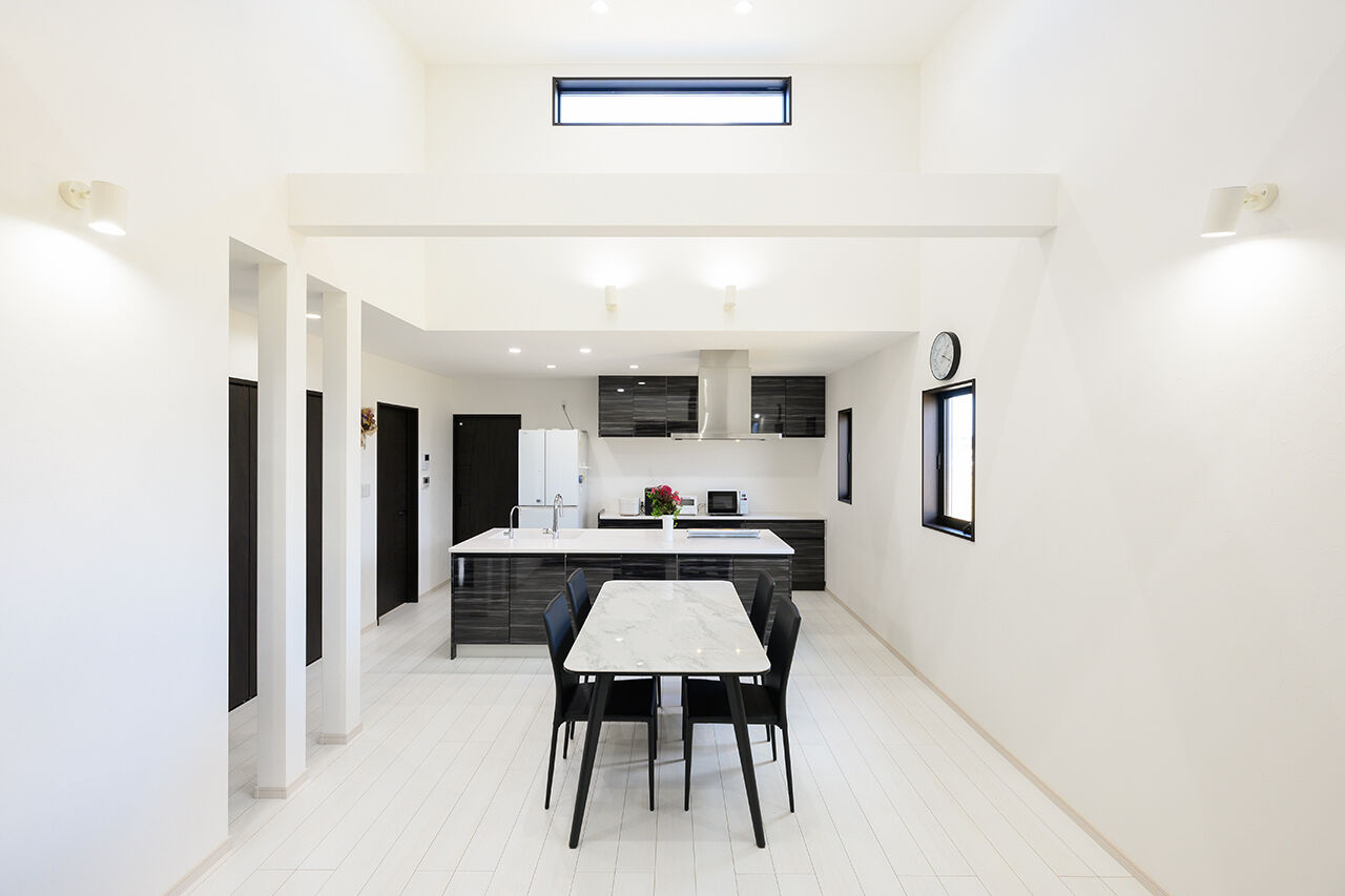 【SUUMO】 【高松市／平屋／41坪／3LDK】勾配天井のモノトーンLDKと、インナーガレージのある家 - さくら夢ハウス 高松店の建築実例詳細 | 注文住宅