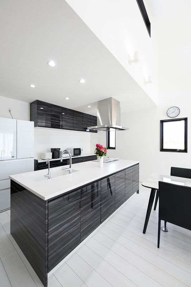 【SUUMO】 【高松市／平屋／41坪／3LDK】勾配天井のモノトーンLDKと、インナーガレージのある家 - さくら夢ハウス 高松店の建築実例詳細 | 注文住宅