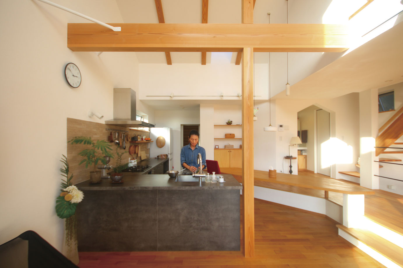 【SUUMO】 【高台/3000万円台/30坪】高低差3mの条件を「建築力」でさらに活かす。「カーテン要らずで暮らせる家」 - トトモニ 一級建築士事務所 本社の建築実例詳細 | 注文住宅