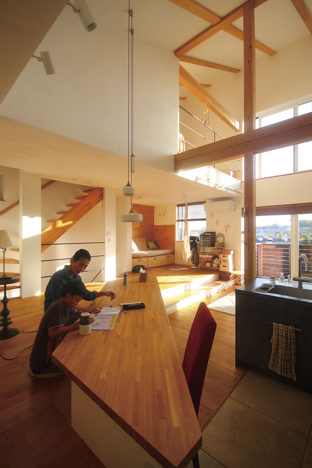 【SUUMO】 【高台/3000万円台/30坪】高低差3mの条件を「建築力」でさらに活かす。「カーテン要らずで暮らせる家」 - トトモニ 一級建築士事務所 本社の建築実例詳細 | 注文住宅