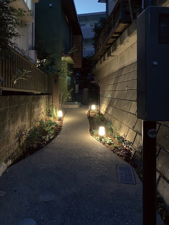 【SUUMO】 【高台/3000万円台/30坪】高低差3mの条件を「建築力」でさらに活かす。「カーテン要らずで暮らせる家」 - トトモニ 一級建築士事務所 本社の建築実例詳細 | 注文住宅