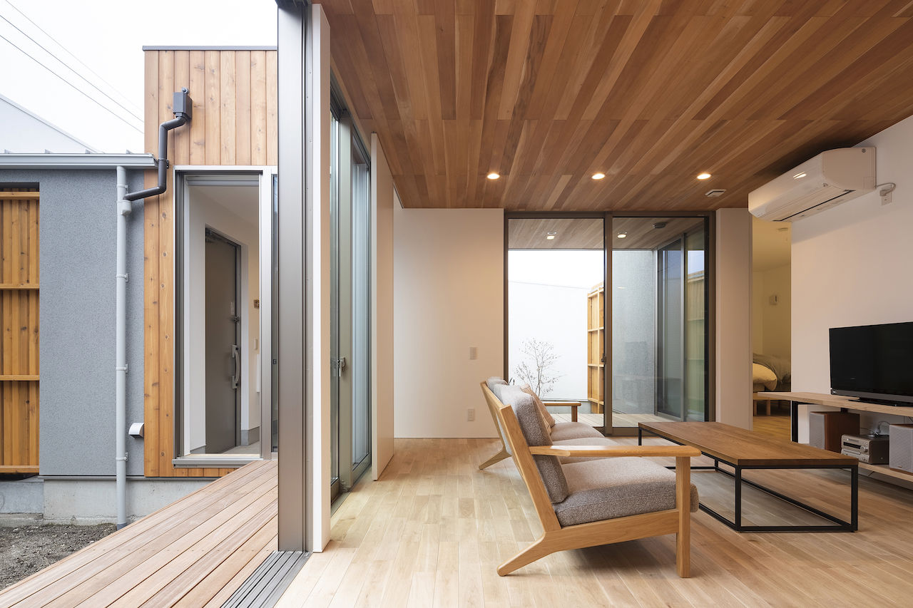 【SUUMO】 LDKと繋がる2つの中庭が魅力。目隠しの工夫で外からの視線を気にすることなく開放的に暮らせる平屋の住まい - マルイチ の建築実例詳細 | 注文住宅