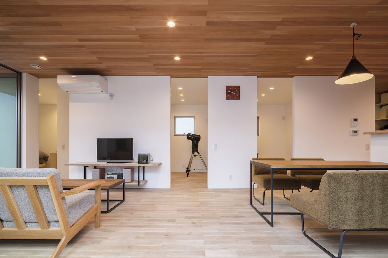 【SUUMO】 LDKと繋がる2つの中庭が魅力。目隠しの工夫で外からの視線を気にすることなく開放的に暮らせる平屋の住まい - マルイチ の建築実例詳細 | 注文住宅