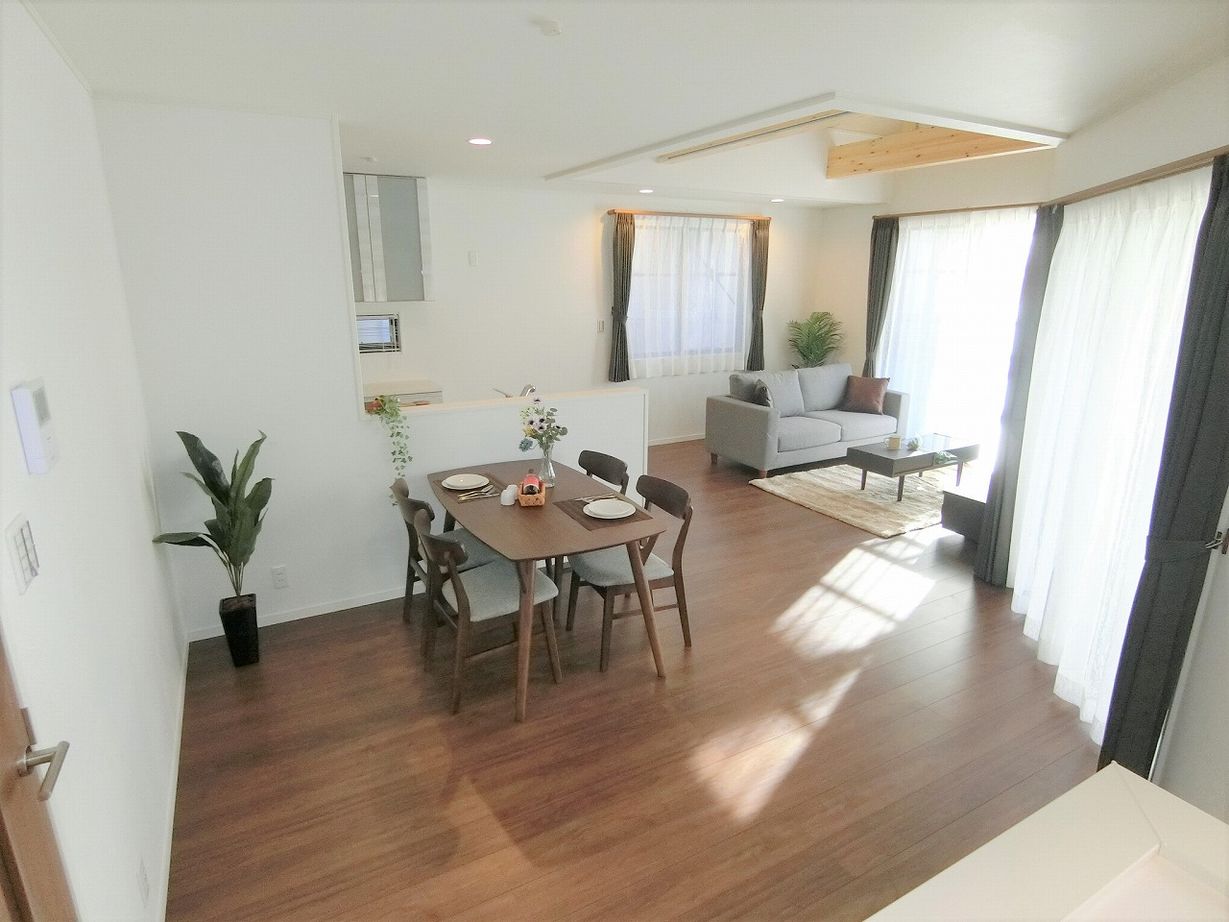 【SUUMO】 【桶川市/4LDK/31.99坪】 高天井で解放感のあるリビングと日当たりの良いテラス - 桔梗企画設計 の建築実例詳細 | 注文住宅