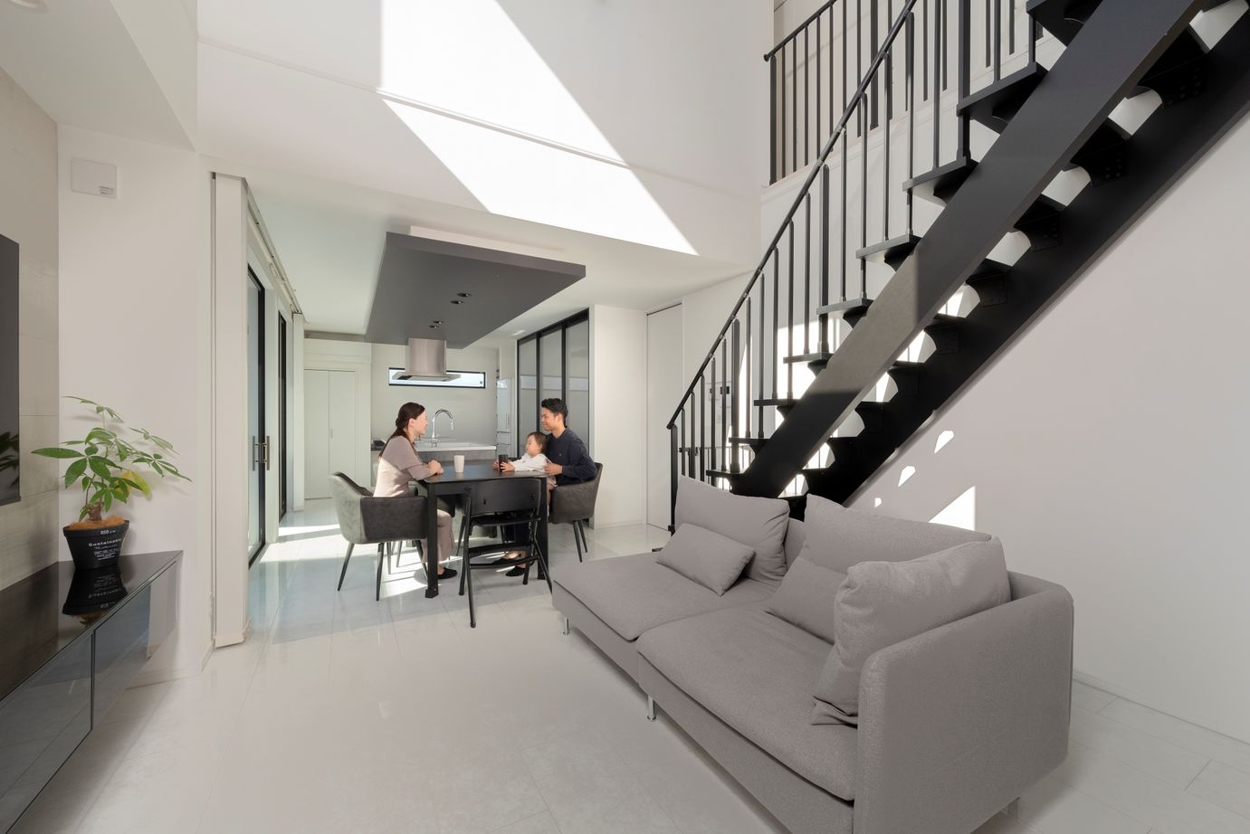 【SUUMO】 【3000～3499万円│48坪│間取図あり】愛車と暮らすガレージハウス。洗練の空間、スムーズな帰宅動線も実現 - 近藤建設 展示場の建築実例詳細 | 注文住宅