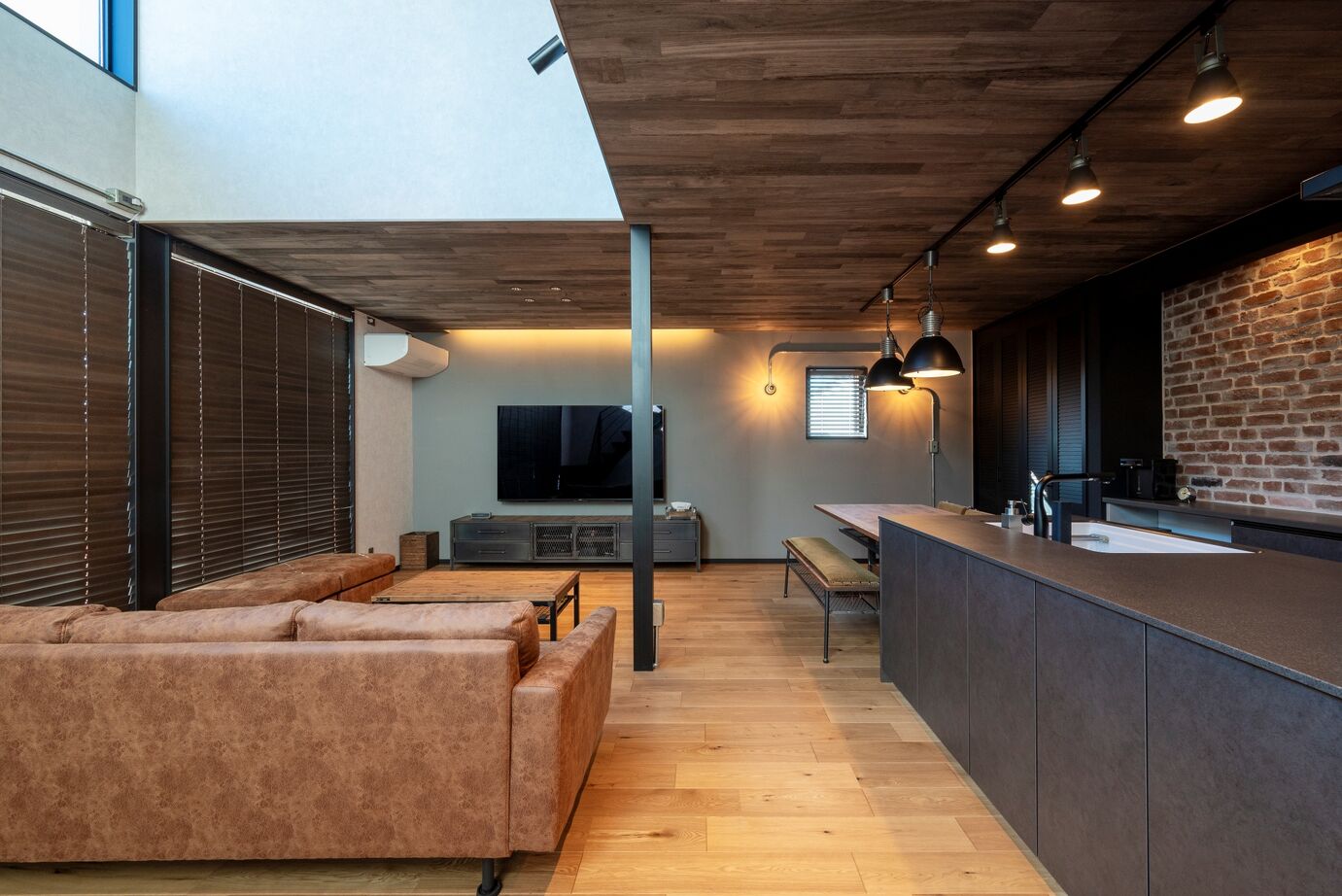 【SUUMO】 【3000万円台/40坪台/シアタールーム】インダストリアル×リゾートが素敵！夫婦の感性が光るカッコいい家 - 近藤建設 展示場の建築実例詳細 | 注文住宅