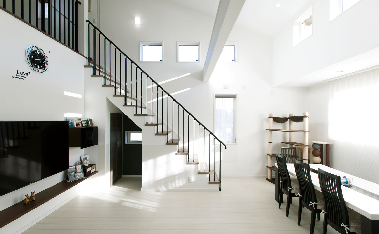 【SUUMO】 【1000万円台|20坪台|間取り|ZEH】吹き抜けや広いLDKでも快適温度 愛猫と家族が仲良く過ごす上質で美しい家 - 外張り断熱の家 ネスト の建築実例詳細 | 注文住宅