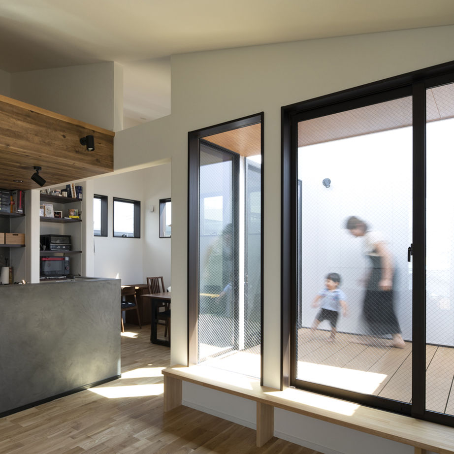 【SUUMO】 【2000万円台|20坪台|吹き抜け】2階リビング＆中庭のようなバルコニーで周囲を気にせず寛げる家事ラクの家 - 一級建築士事務所 SARA HOME桜建築事務所 の建築実例 ...