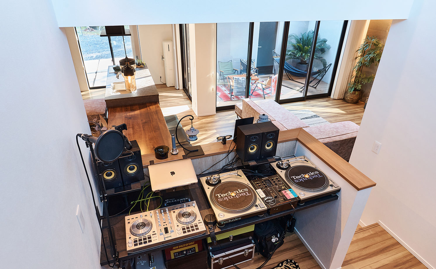 【SUUMO】 LDKと繋がるインナーテラスでお家キャンプ。大好きな音楽をいつでも楽しめるDJブースもある家 - アイ工務店 東中四国支社の建築実例詳細 | 注文住宅