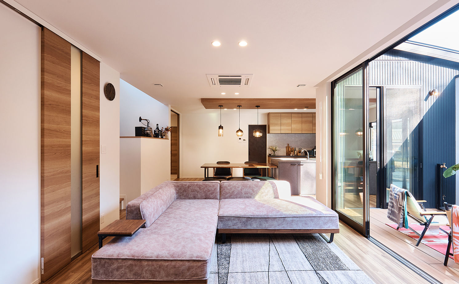 【SUUMO】 LDKと繋がるインナーテラスでお家キャンプ。大好きな音楽をいつでも楽しめるDJブースもある家 - アイ工務店 東中四国支社の建築実例詳細 | 注文住宅