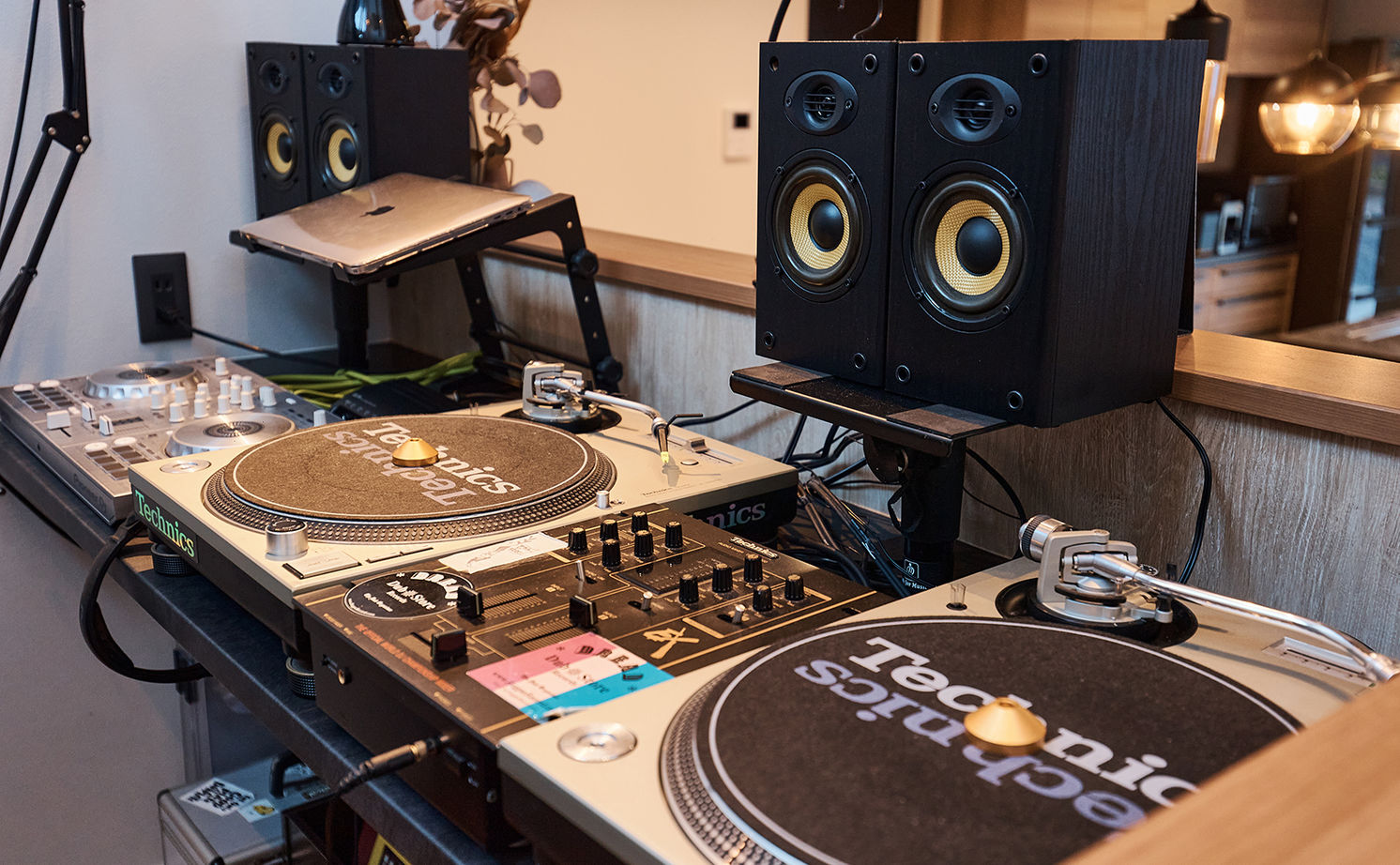 【SUUMO】 LDKと繋がるインナーテラスでお家キャンプ。大好きな音楽をいつでも楽しめるDJブースもある家 - アイ工務店 東中四国支社の建築実例詳細 | 注文住宅