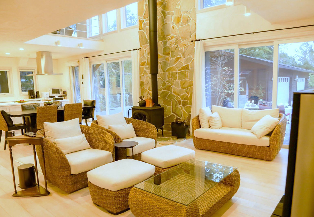 【SUUMO】 【2000万円台/別荘】優雅な時間/整然と並ぶ窓/ウッドデッキ/薪ストーブ/吹き抜け/ホームパーティ/造作洗面 - Roots工務店 の建築実例詳細 | 注文住宅