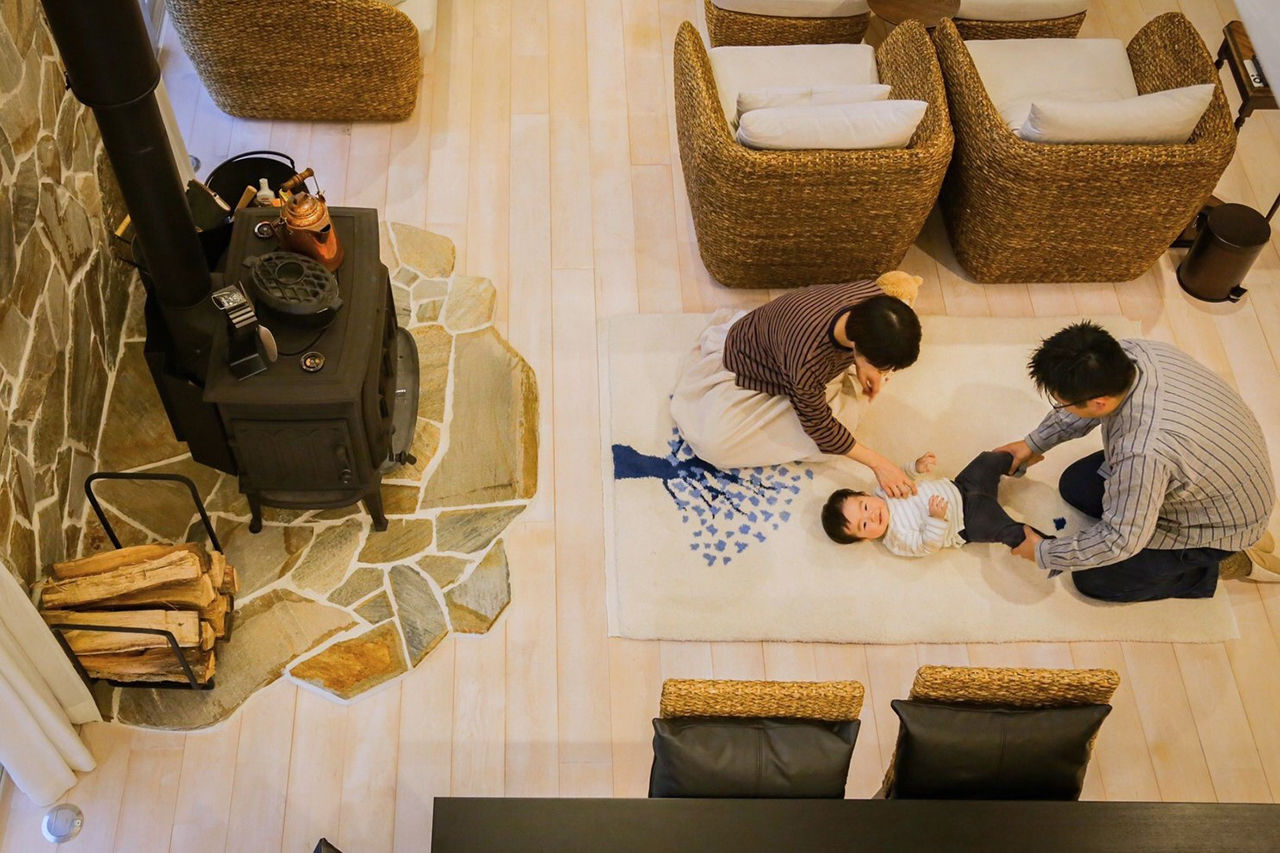 【SUUMO】 【2000万円台/別荘】優雅な時間/整然と並ぶ窓/ウッドデッキ/薪ストーブ/吹き抜け/ホームパーティ/造作洗面 - Roots工務店 の建築実例詳細 | 注文住宅