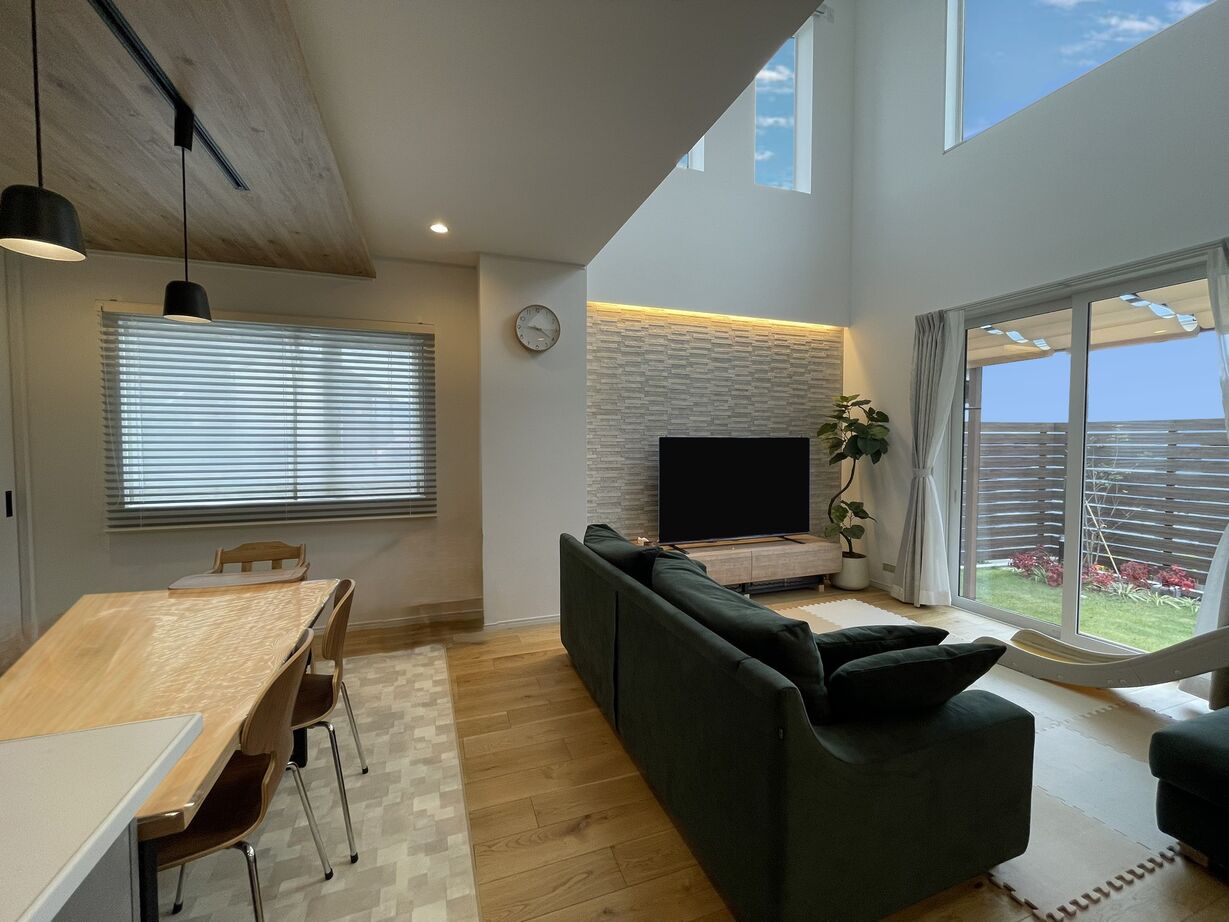 【SUUMO】 【全館空調/3000万円台/飯田市/4LDK/32坪】自然光が降り注ぐ大きな吹き抜けのある家 - U建築 飯田常設展示場の建築実例詳細 | 注文住宅