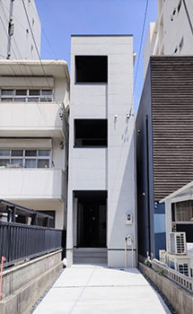 【SUUMO】 【2000万円台/30坪台/間取り有】間口2.5mの狭小地でかなえた4LDK。光を取り込む高い天井で開放感も抜群！ - ベーストラスト の建築実例詳細 | 注文住宅